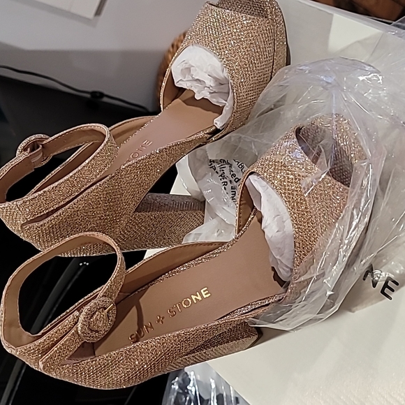sun * stone | Shoes | Sun Stone Gold Glitter Pumps Party Wedding Sz 5 ...